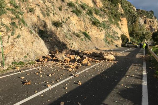 Chiusa per frana la 114 ad Alì Terme: ha ceduto la rete di contenimento