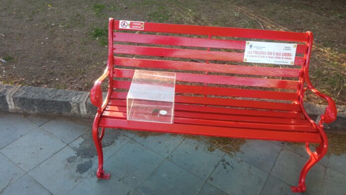 Catania, atto Criminale in Piazza "I Vicerè": Rubate le Scarpe Rosse ...